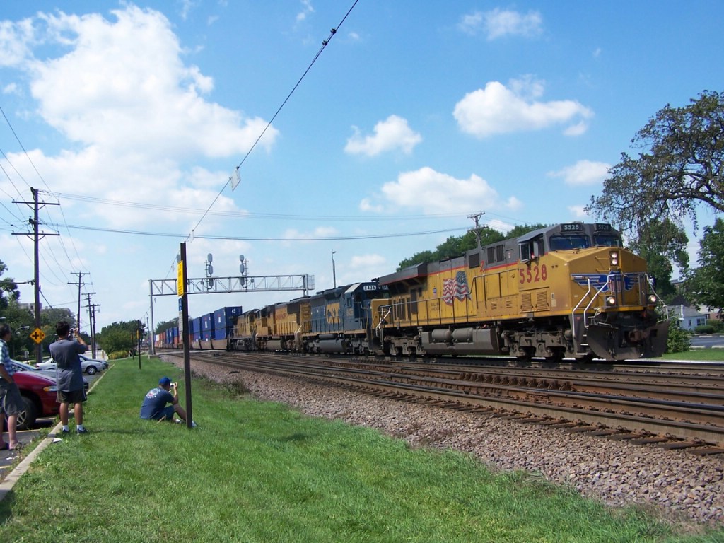 UP 5528 at Elmhurst, Illinois